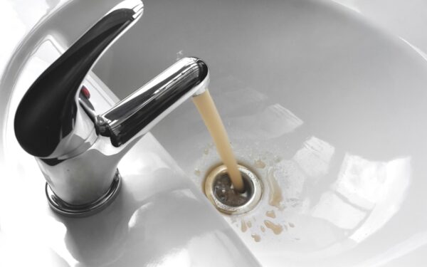 Comment Traiter L’eau Jaune De Votre Robinet : Conseils Et Solutions